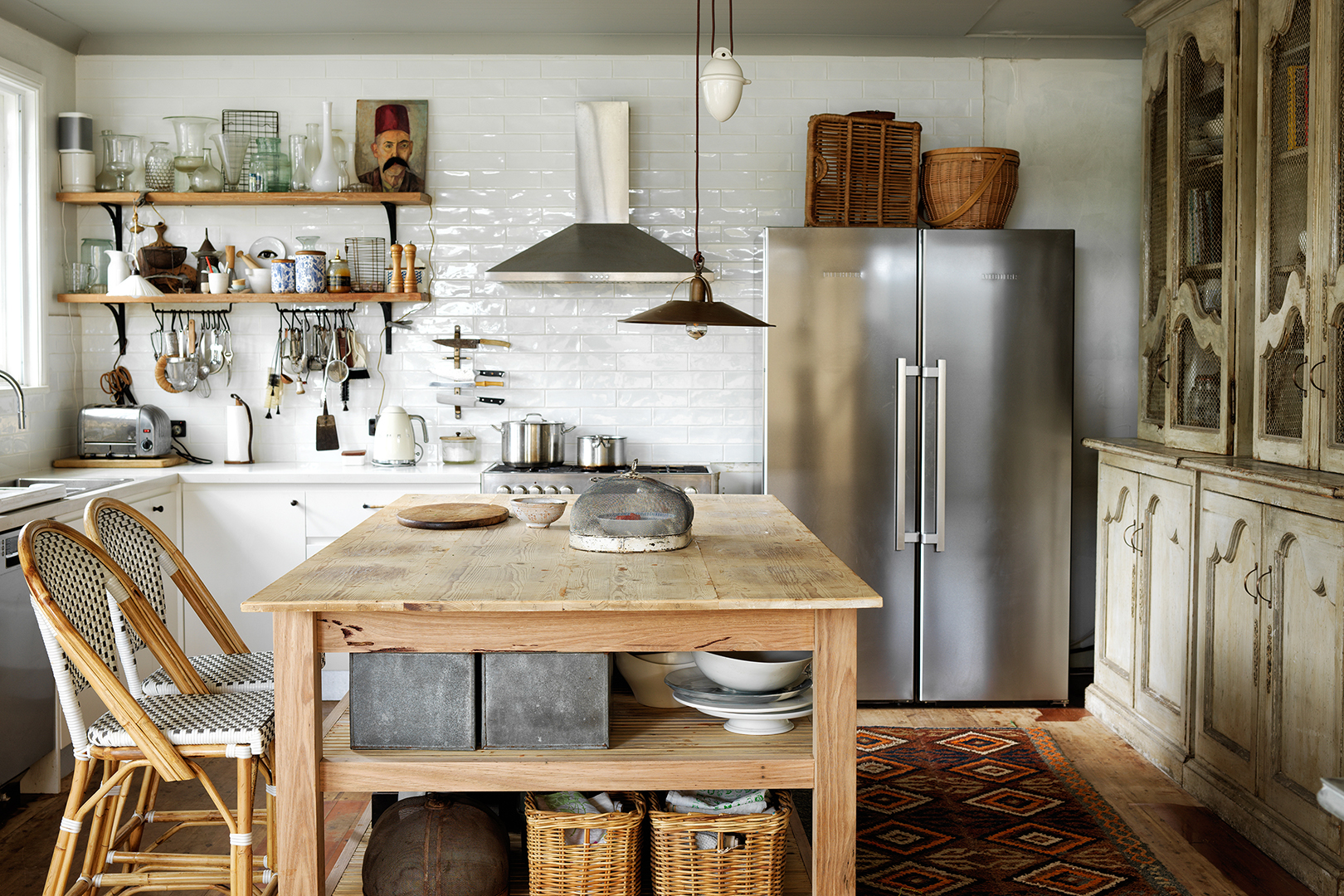 7 Coastal Kitchen Ideas That Aren't Traditionally Nautical