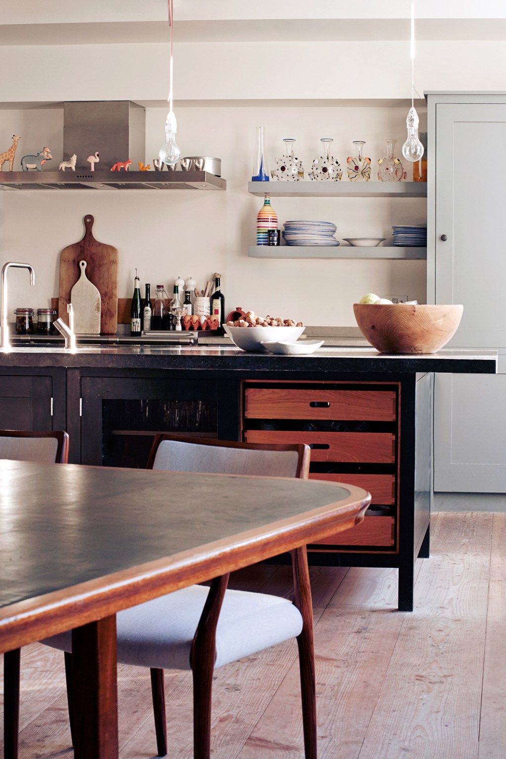 Tour Creative Alex Eagle's Art-Filled London Flat
