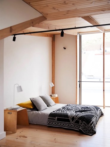 These Hacks Make It Easy to Style Your Bed on the Floor