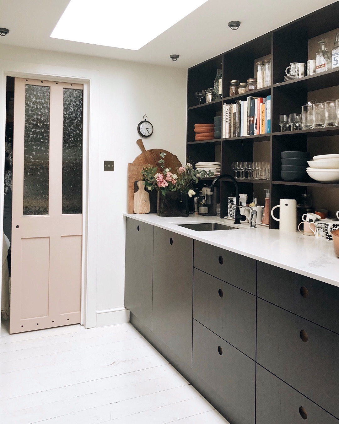 This No Hardware Trend Is the Kitchen Idea That Might Save You Money