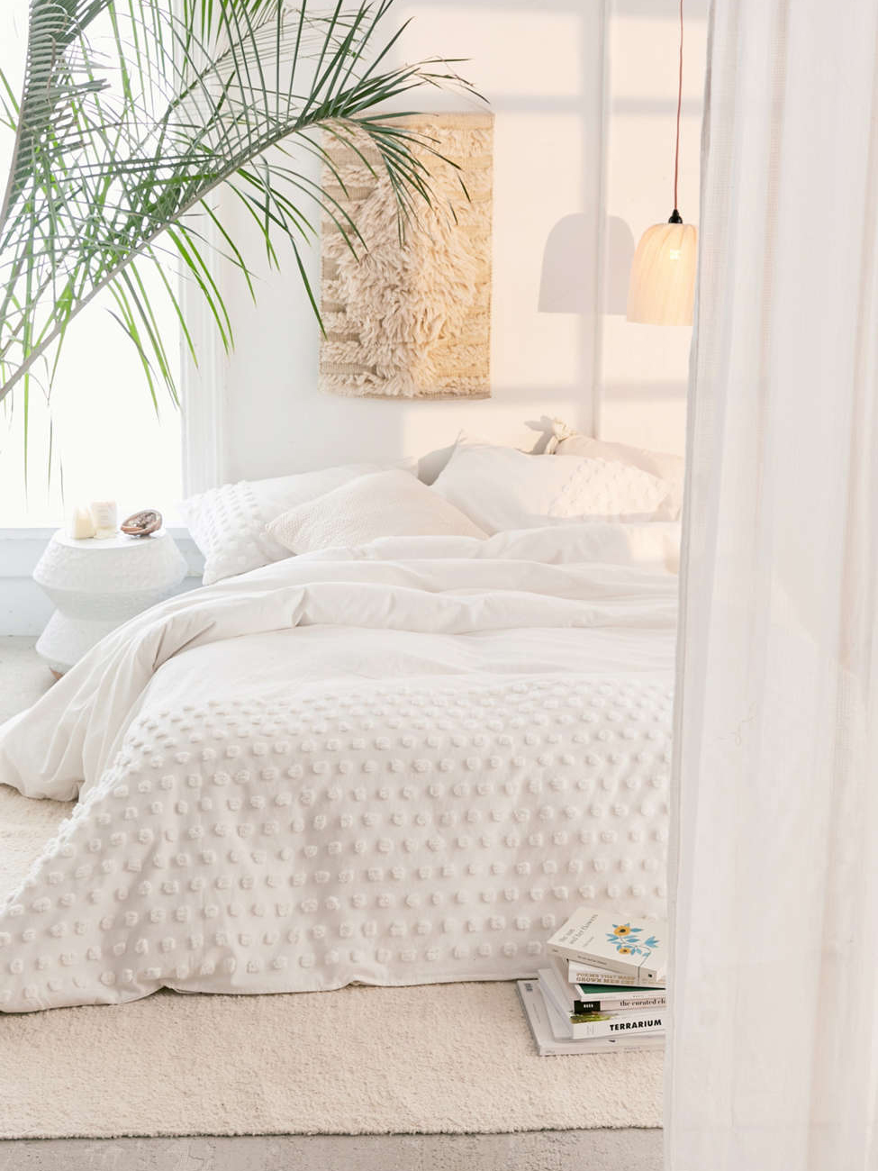 These Hacks Make It Easy to Style Your Bed on the Floor