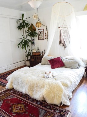 These Hacks Make It Easy to Style Your Bed on the Floor