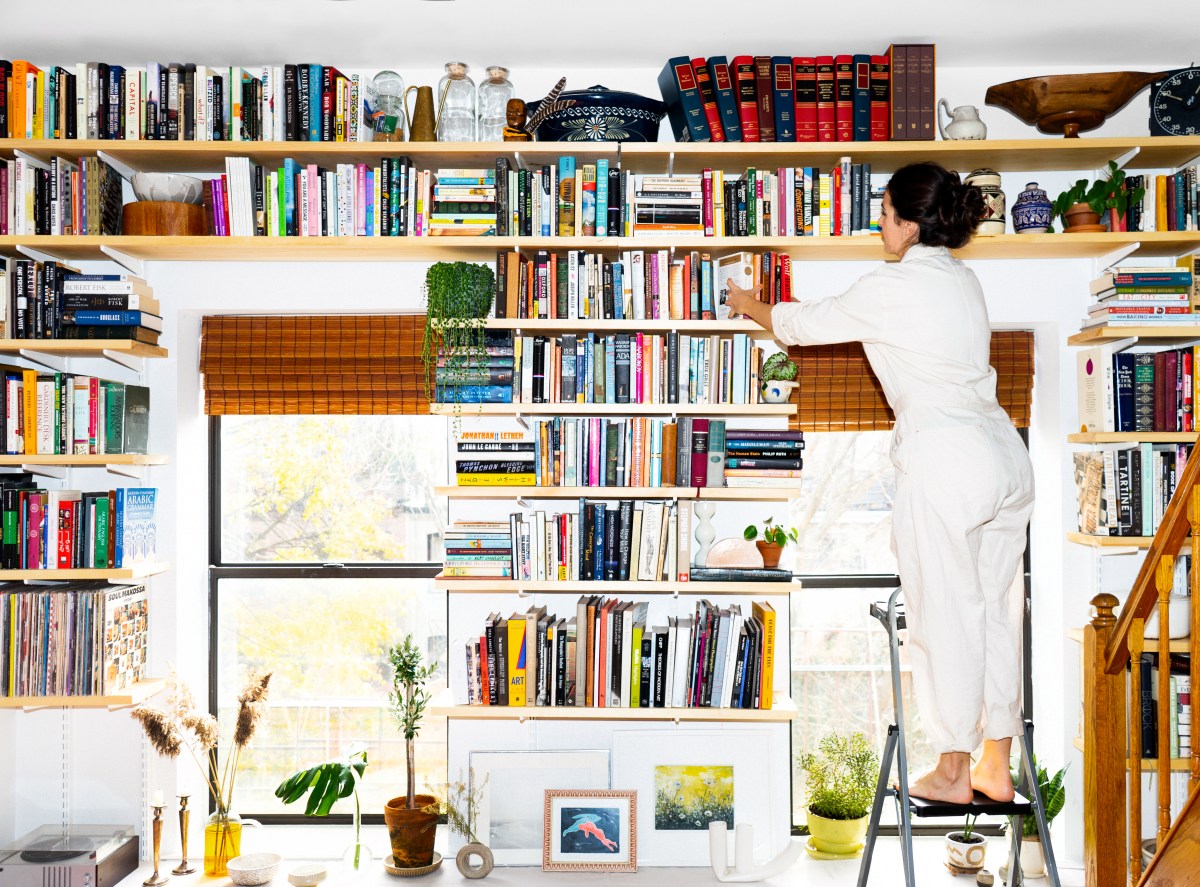 How to Install The Container Store's Elfa Shelves in a Living Room