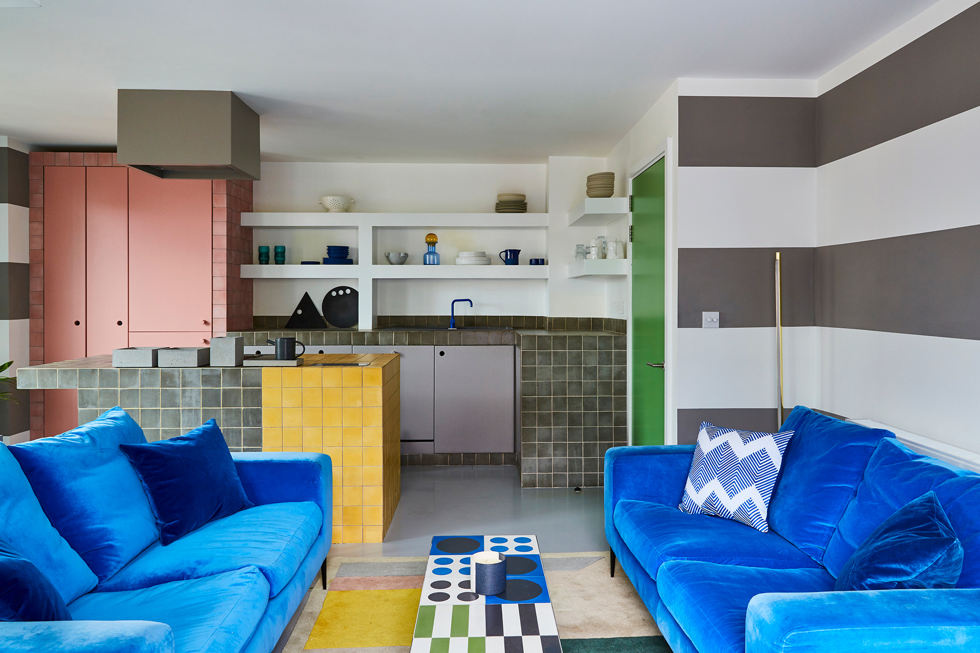 A Color-Blocked Kitchen That Both Minimalists and Maximalists Will Love