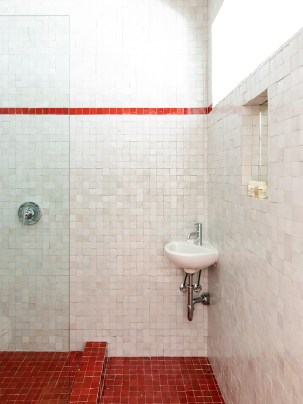 6 Small Bathroom Tiles That Are Anything But Boring