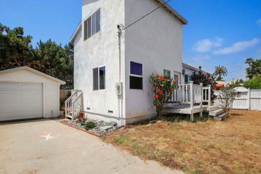 This Oceanside, CA Beach House Had Nowhere to Hang Outside—Now It Has 4 ...