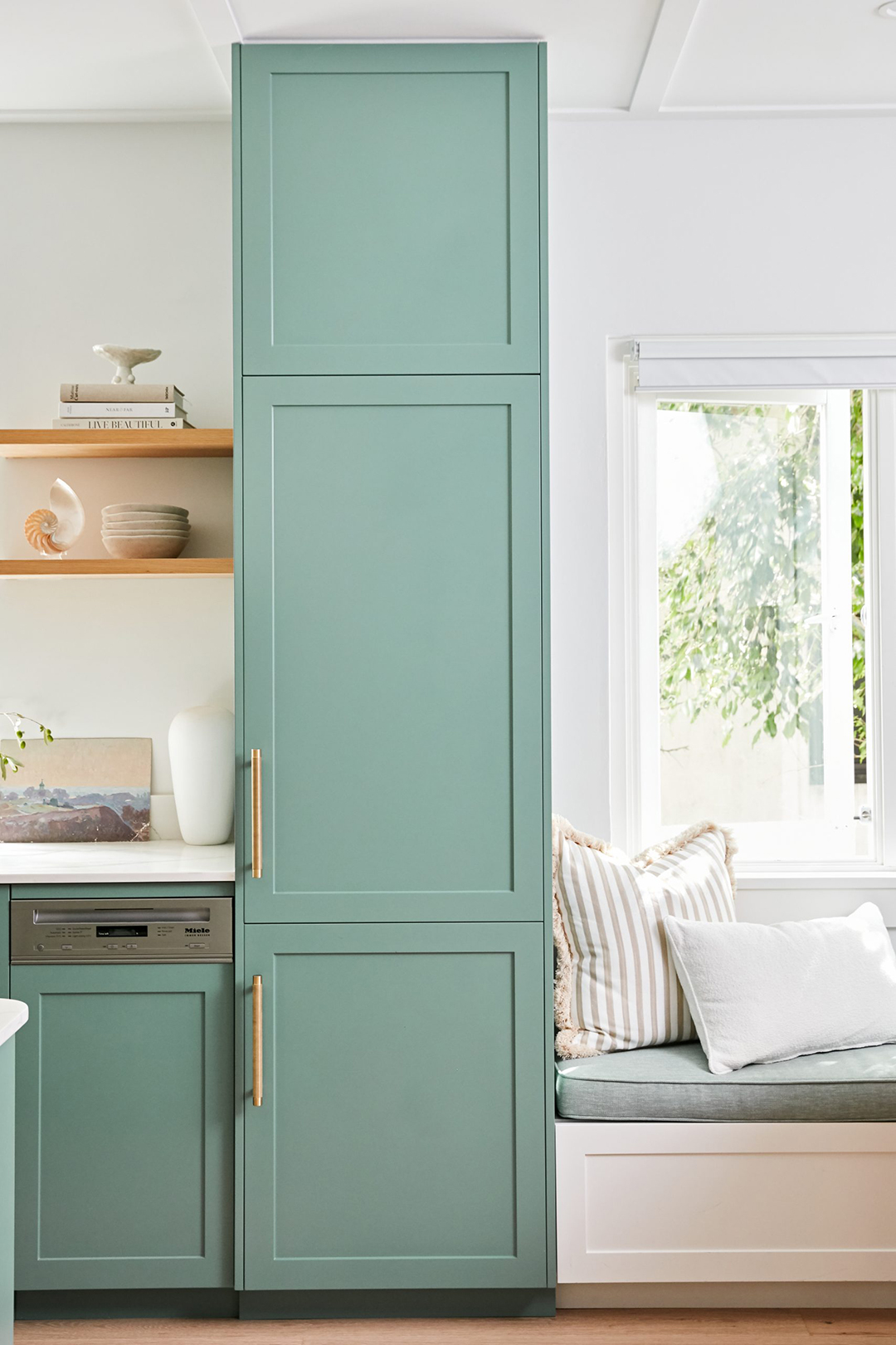 This Door Style Is the Key to Treating Your Uppers as a Pantry