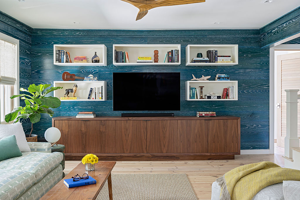 A Custom-Mixed Stain Took This Wood Paneling from Simple to Cerulean