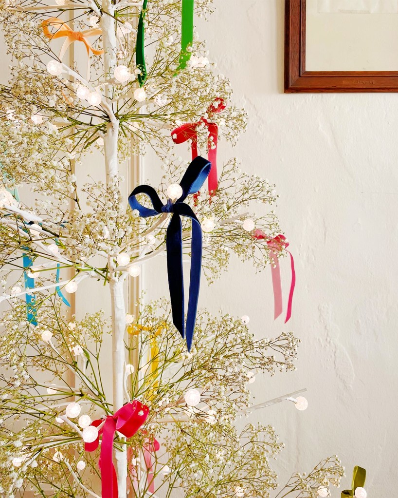 A Whimsical Christmas Tree Decorating Trick for Millennials With No ...