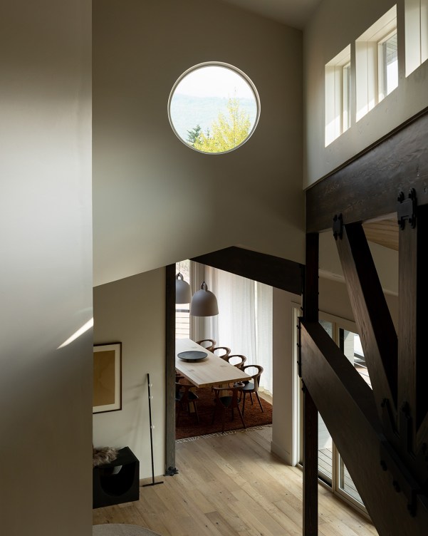At This Soothing Utah Home, Circular Windows Turn Daylight Into Art ...