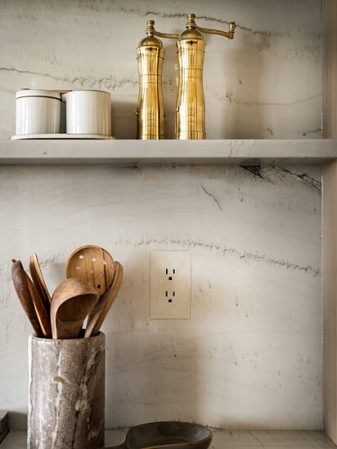 More and More Designers Are Putting Flush Outlets in Their Kitchens