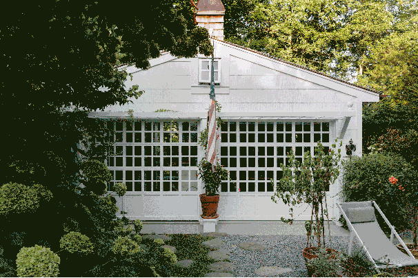 Instead of Foam Noodles, This Pool House Is Filled with Character