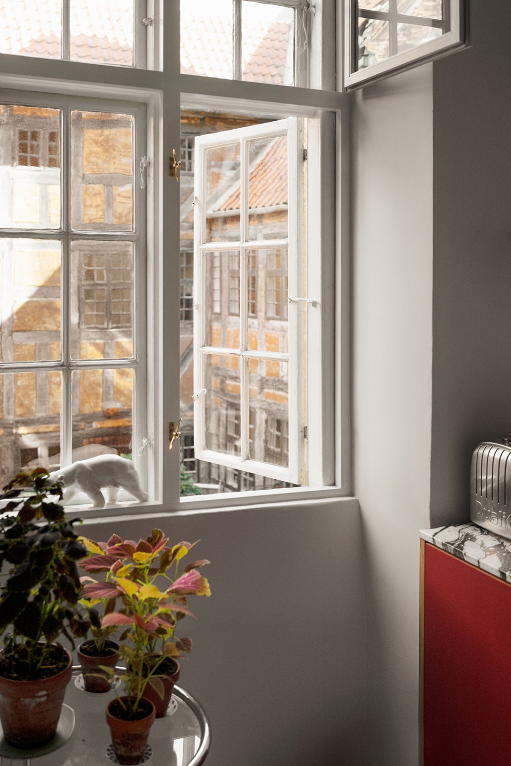 This Copenhagen Kitchen Swapped An Ever-Trendy Cabinet Hue For Our ...