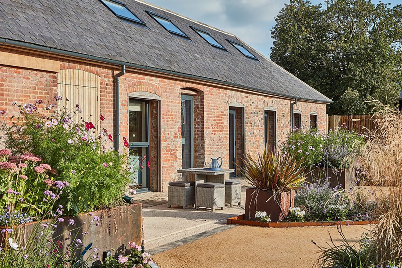 This Cozy English Getaway Was Originally 100-Year-Old Horse Stables ...