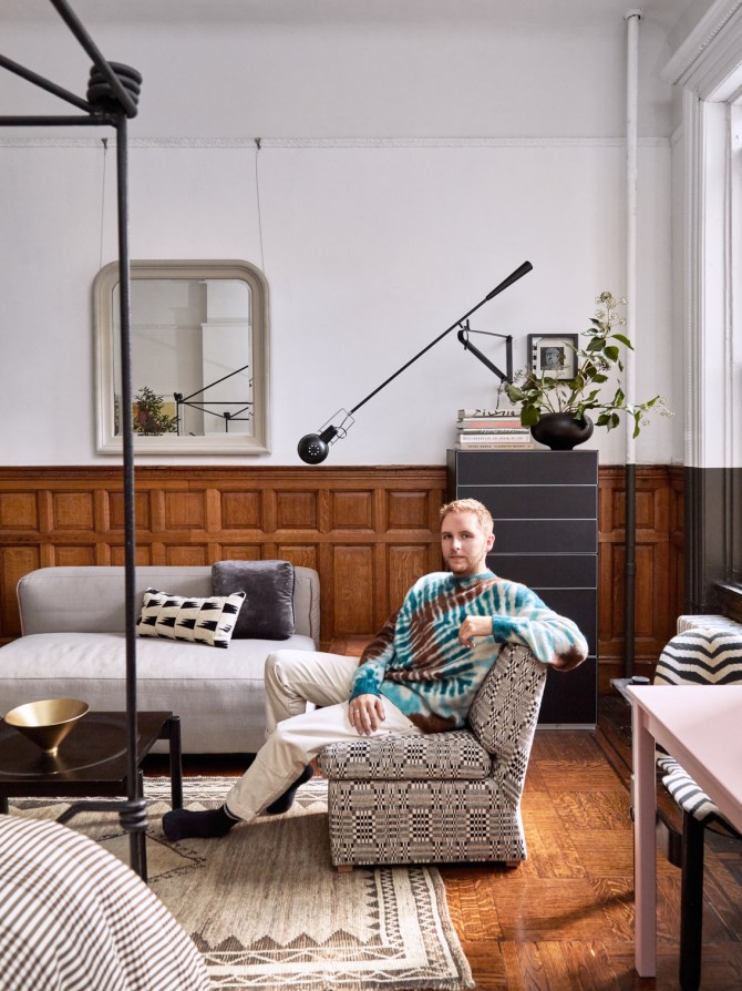 Inside a Design Editor’s Stylish Studio Apartment in Harlem, New York City