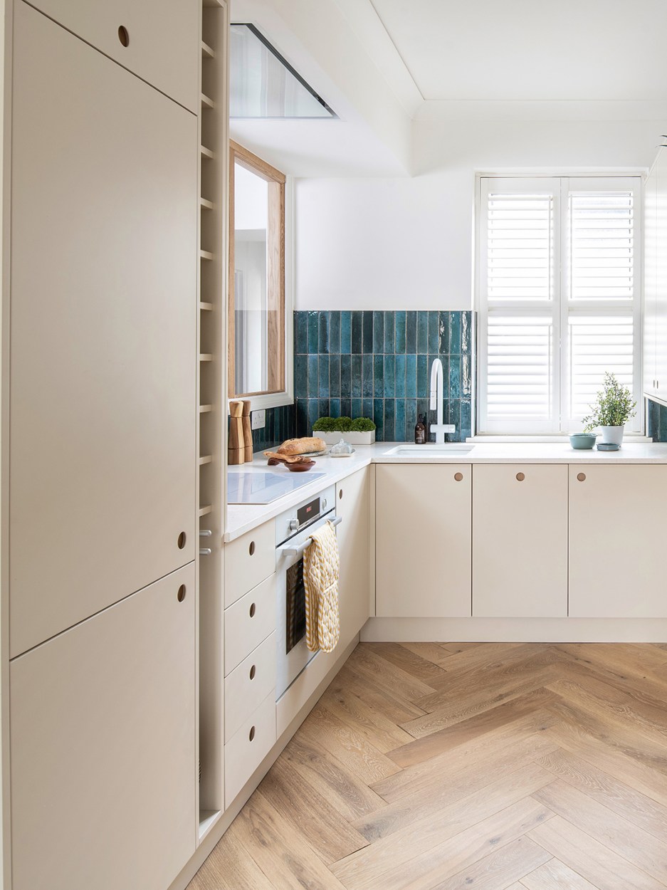 A Pop-Up Table Makes This Tiny Kitchen Eat-In Friendly | domino