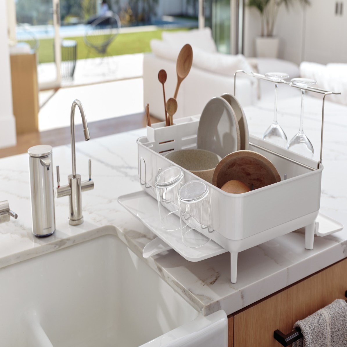 Our Staff Writer’s Candid Take on Simplehuman’s Dish Rack | domino