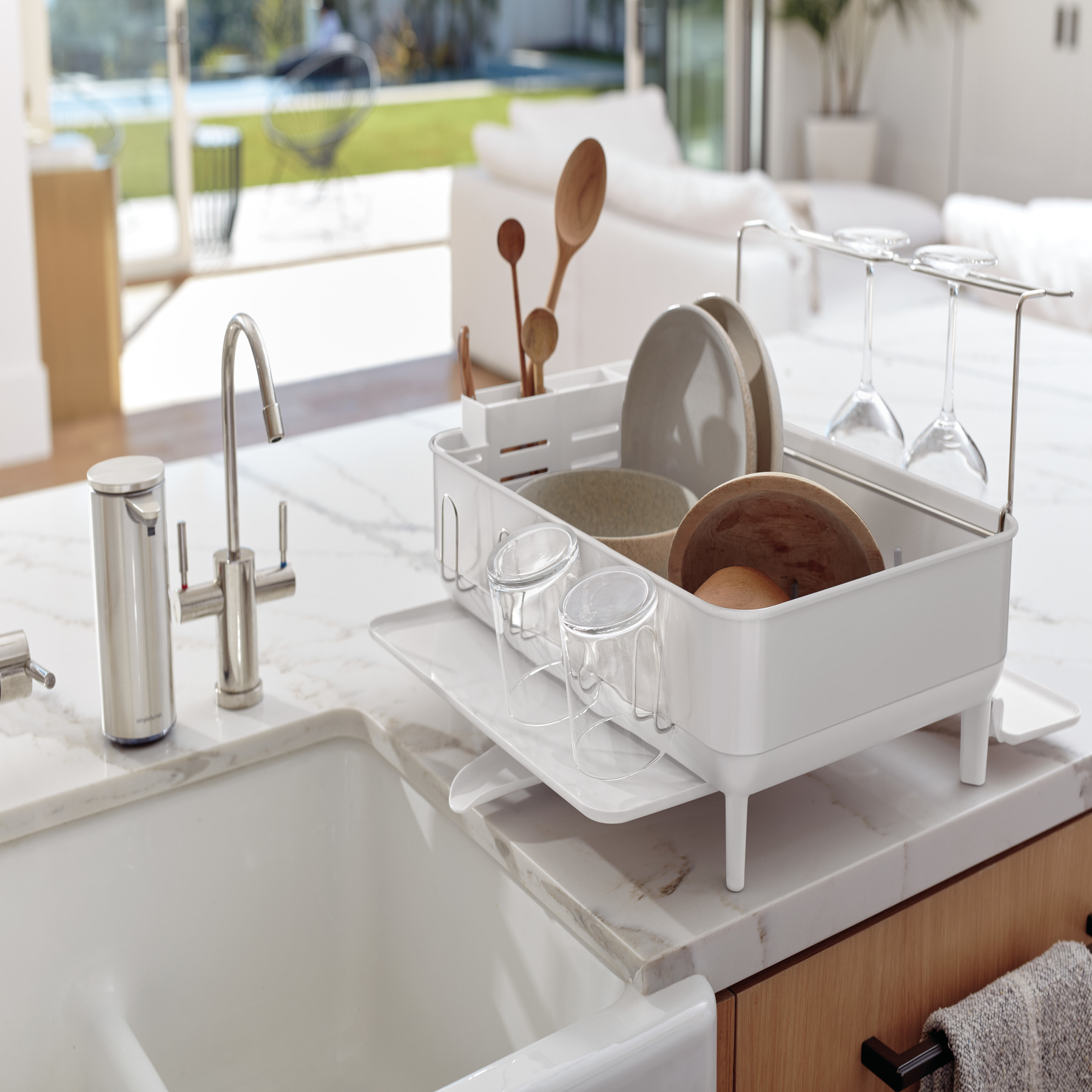 Our Staff Writer’s Candid Take on Simplehuman’s Dish Rack | domino