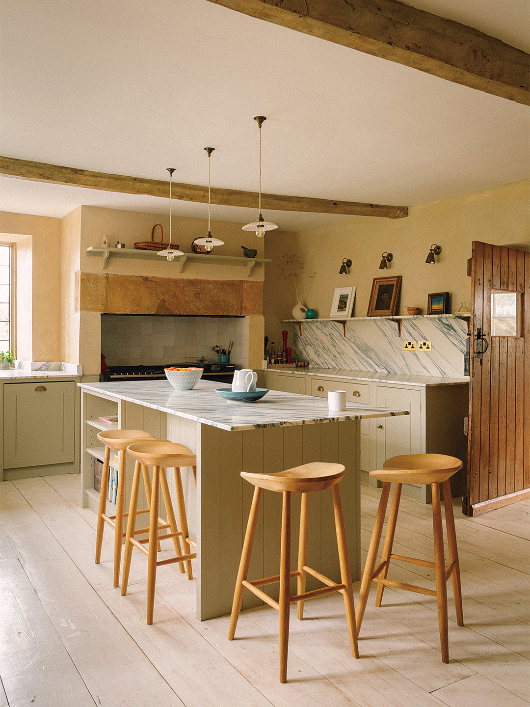 6 Features That Most English Country Kitchens Have in Common