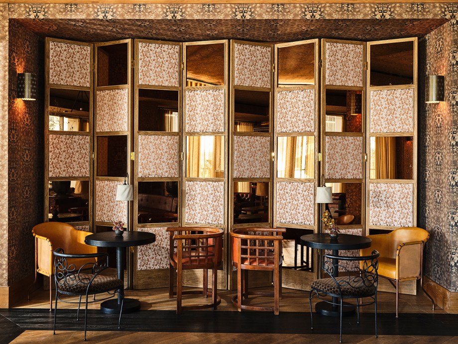 Kelly Wearstler Approves of This Reflective Way To Break Up a Room