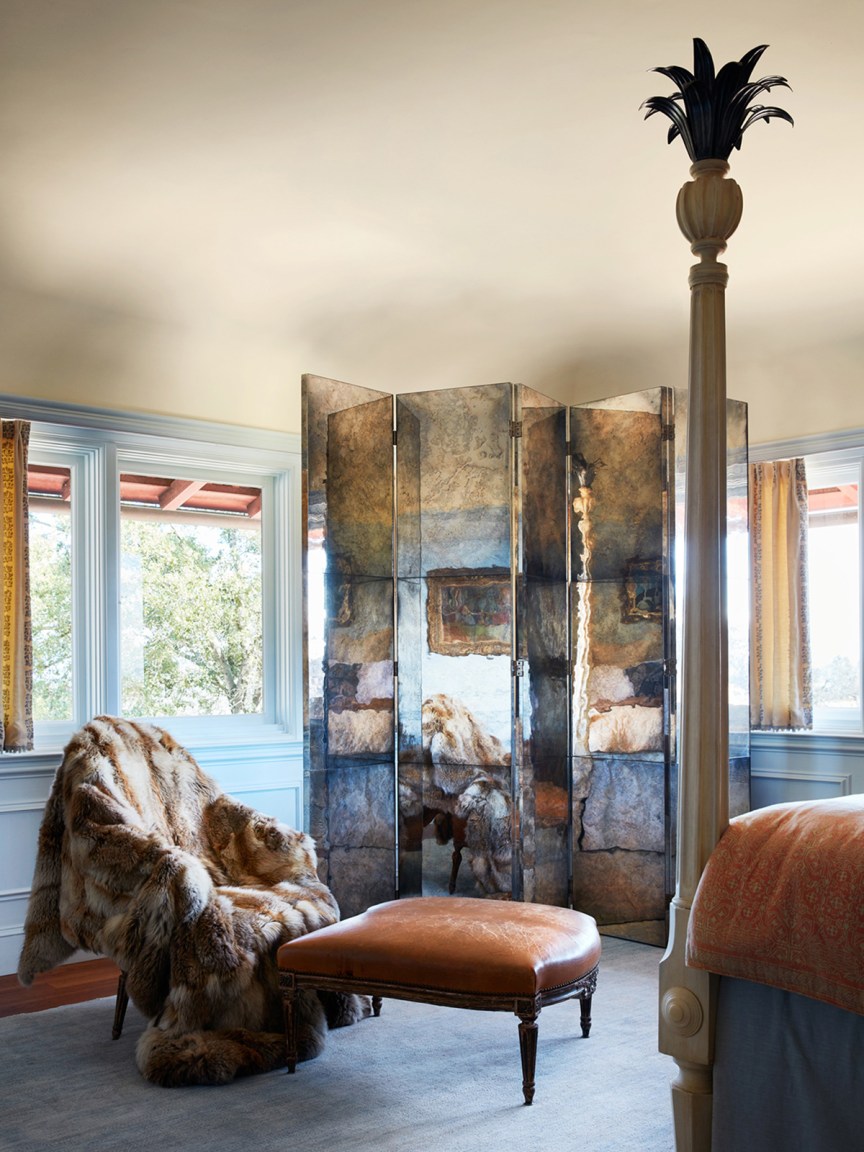 Kelly Wearstler Approves of This Reflective Way To Break Up a Room