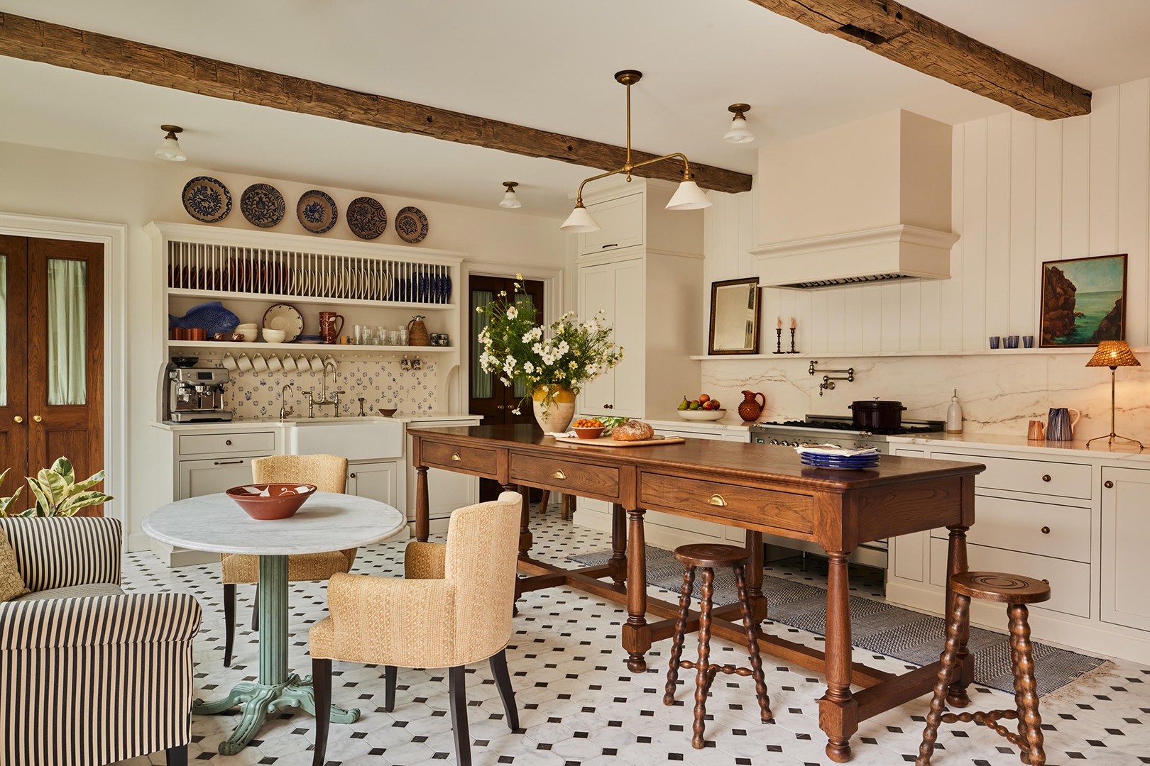 7 Coastal Kitchen Ideas That Aren't Traditionally Nautical