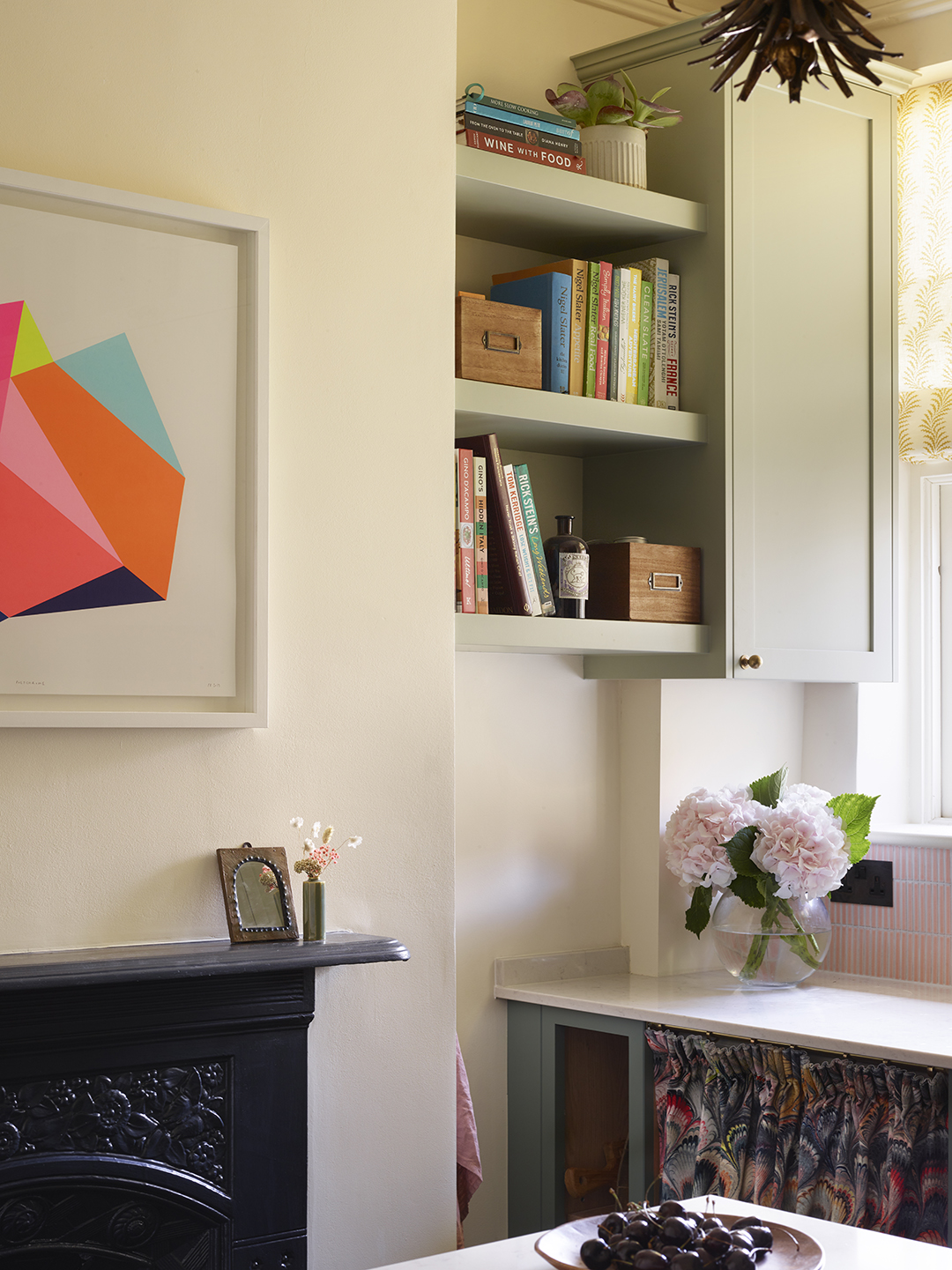 This Tiny London Kitchen Proves Your Cabinets Don’t Have to Match
