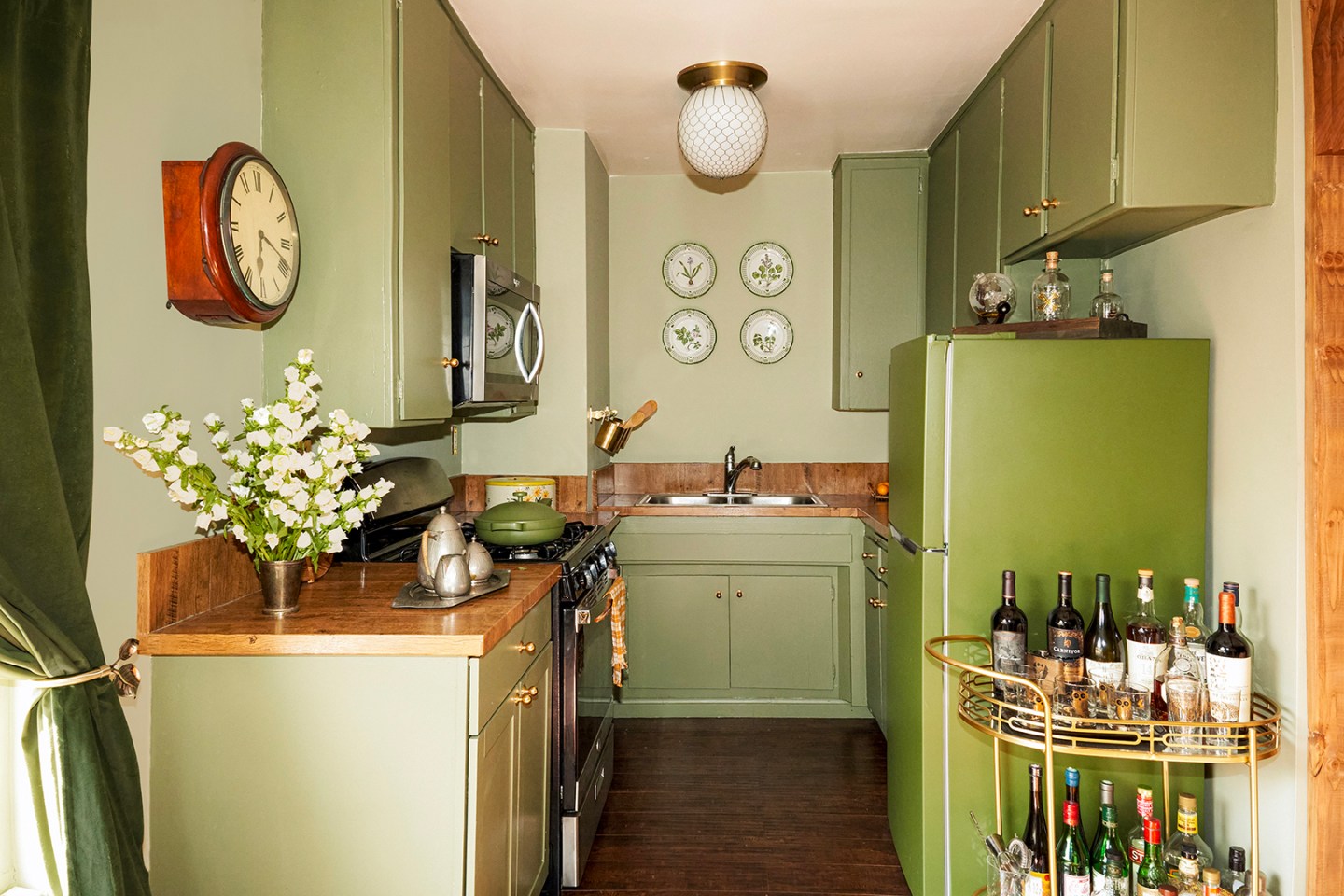The Butcher Block Counters in This Rental Kitchen Are—Drumroll!—Contact Paper
