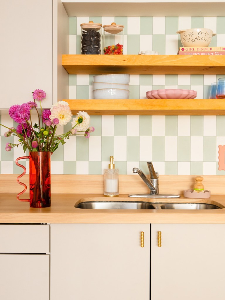 This Renter-Friendly Kitchen Backsplash Tile Snaps in Place