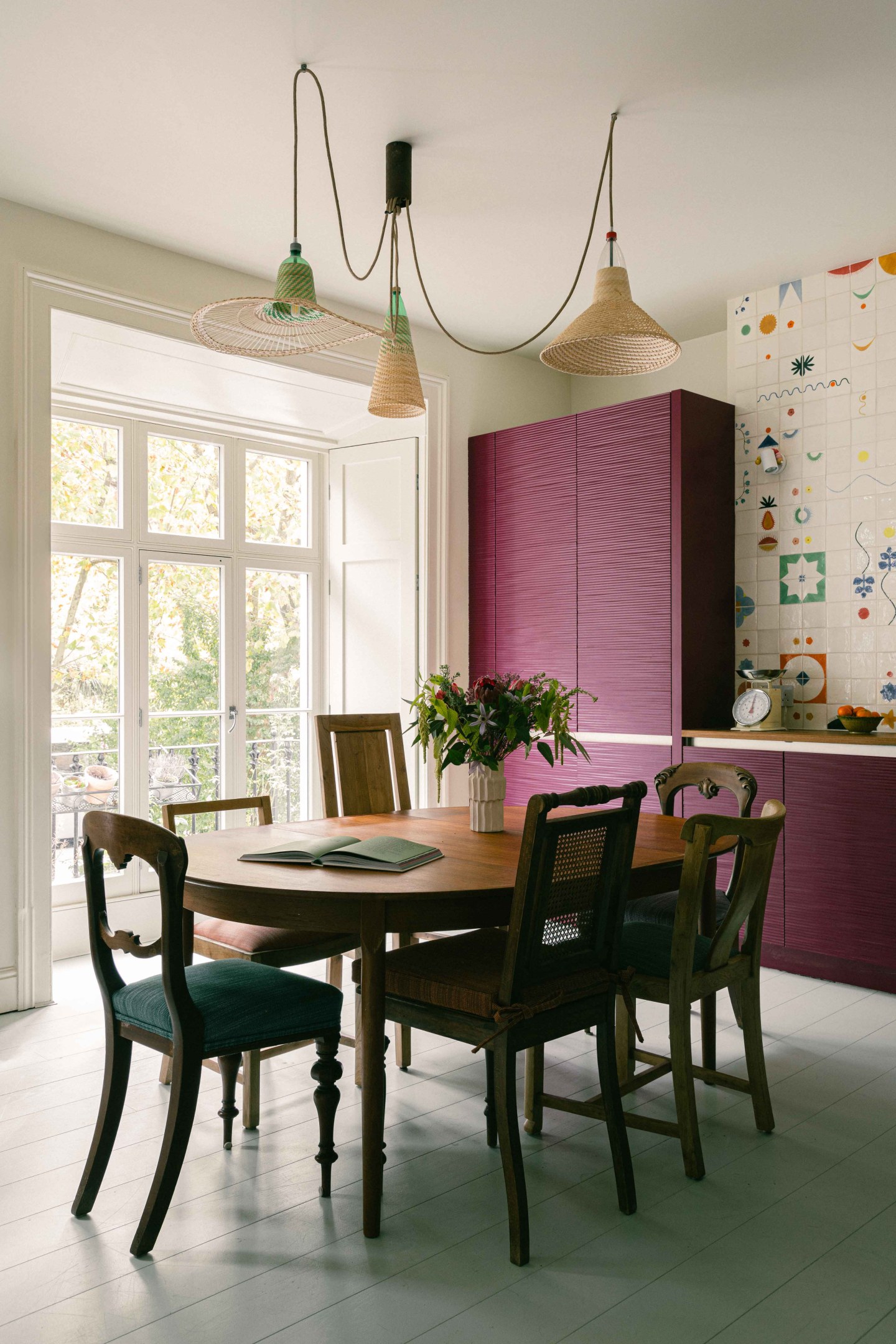 Why Designer Leo Wood Worked With Her Client’s Magenta Kitchen Cabinets