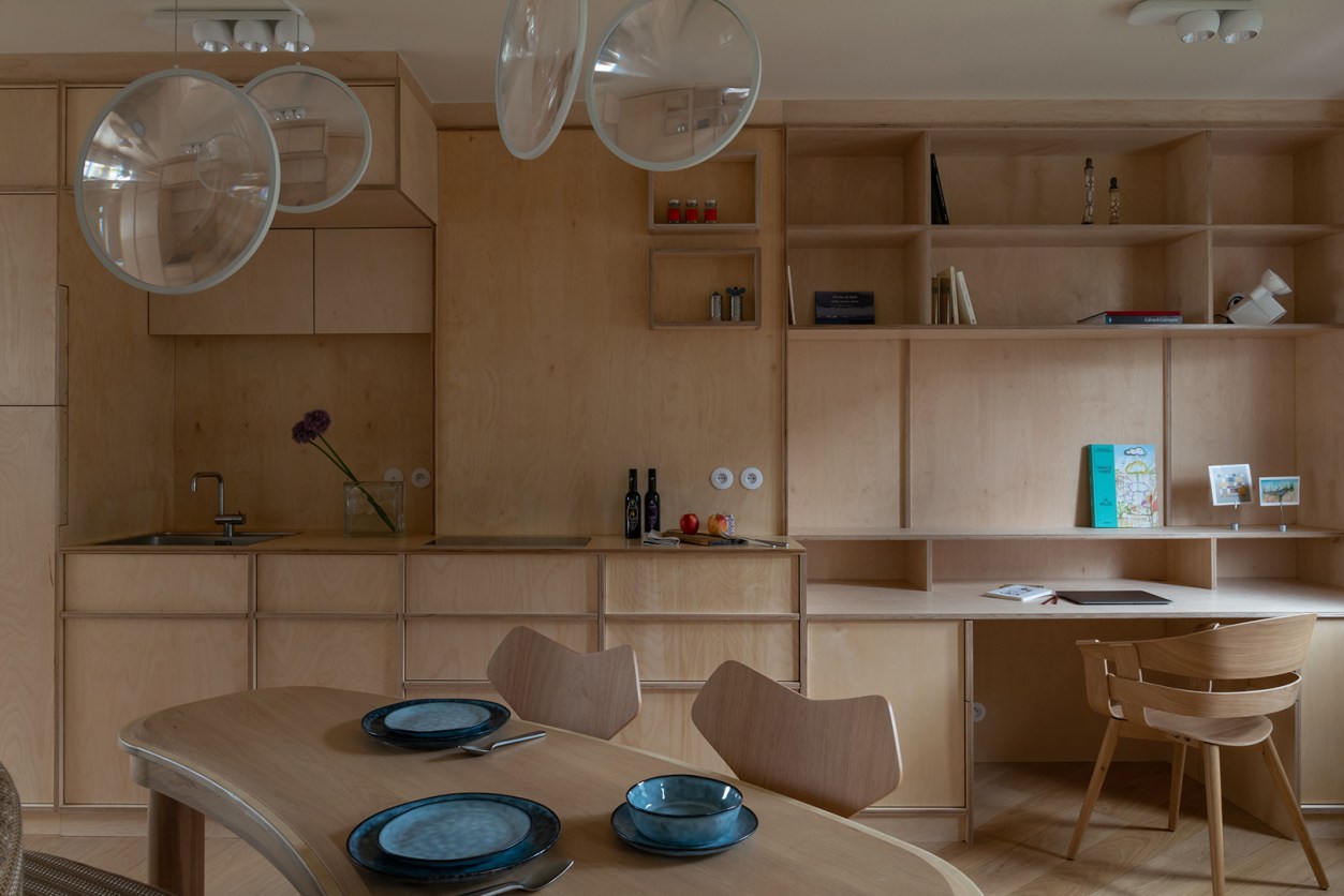 How a Designer Worked This Kitchen’s Awkward, Curved Wall Into the ...