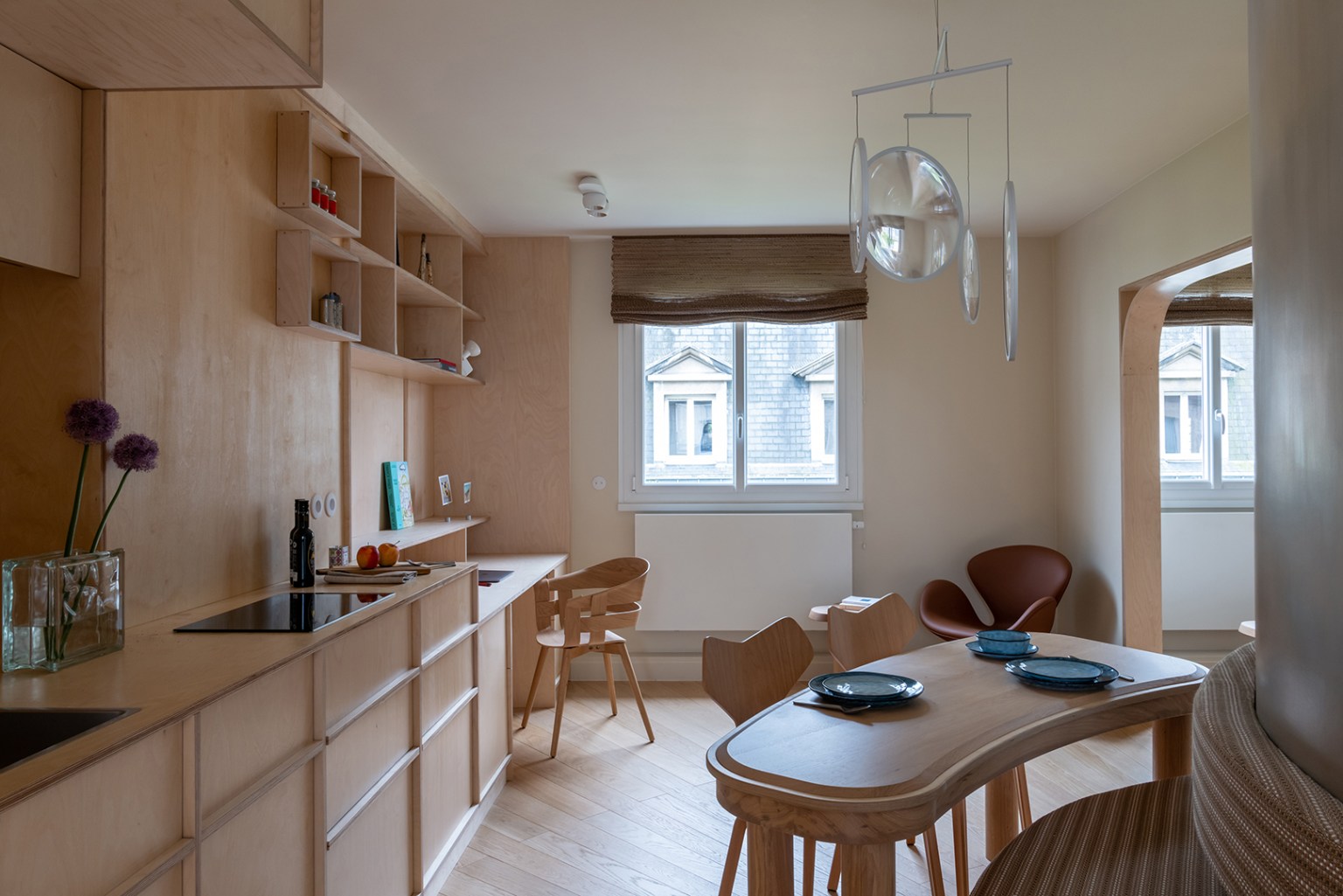 How a Designer Worked This Kitchen’s Awkward, Curved Wall Into the ...