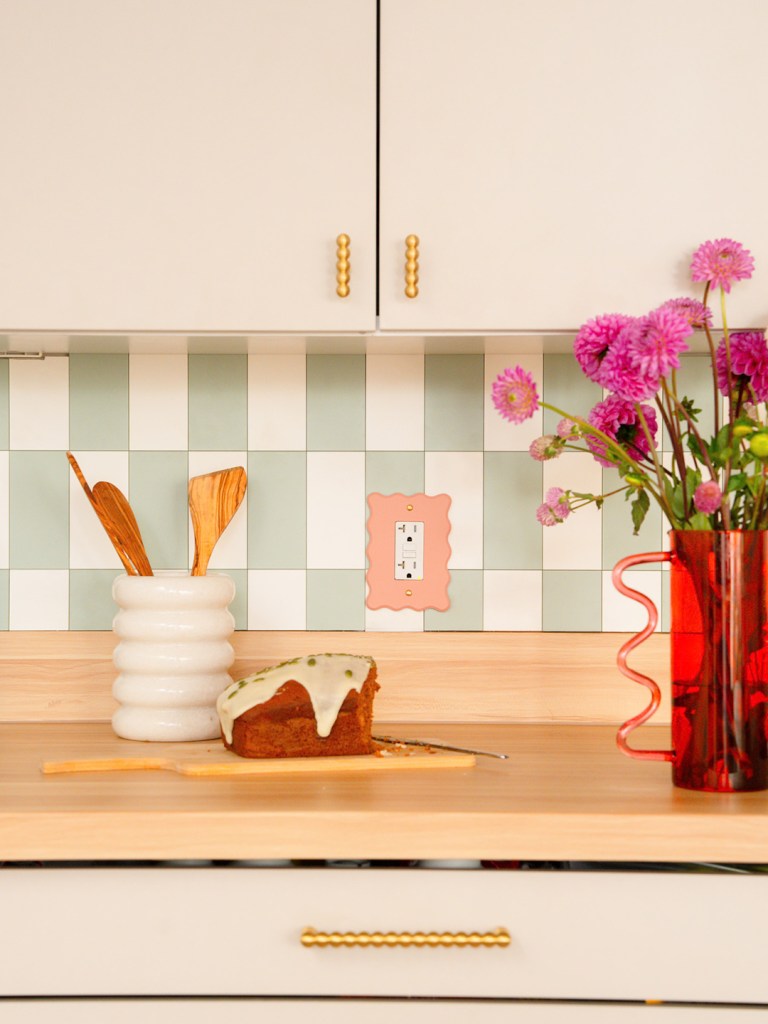This Renter-Friendly Kitchen Backsplash Tile Snaps in Place