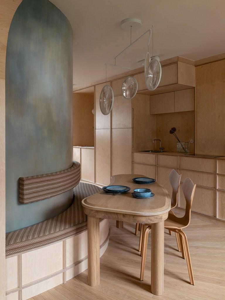 How a Designer Worked This Kitchen’s Awkward, Curved Wall Into the ...