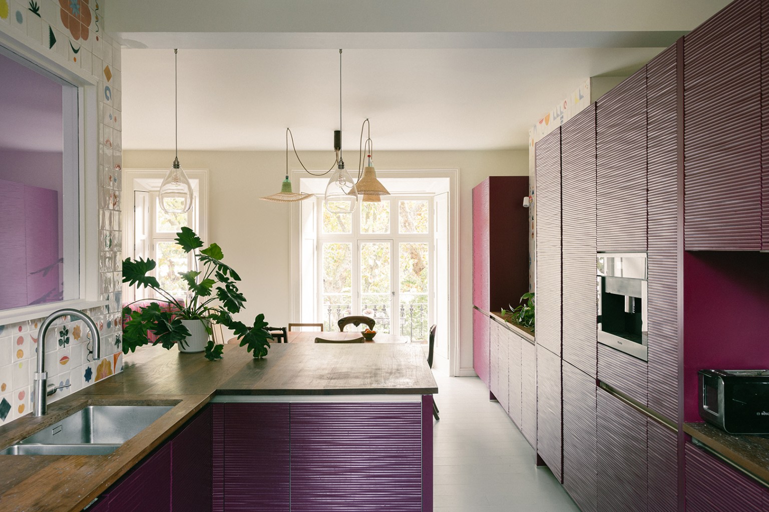 Why Designer Leo Wood Worked With Her Client’s Magenta Kitchen Cabinets