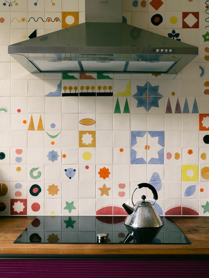 Why Designer Leo Wood Worked With Her Client’s Magenta Kitchen Cabinets