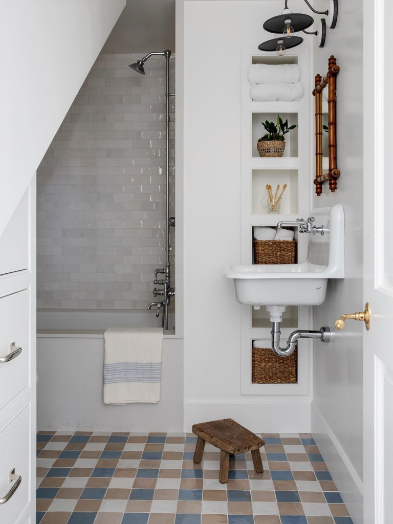 The Floor Tile Pattern We’re Seeing All Over Bathrooms
