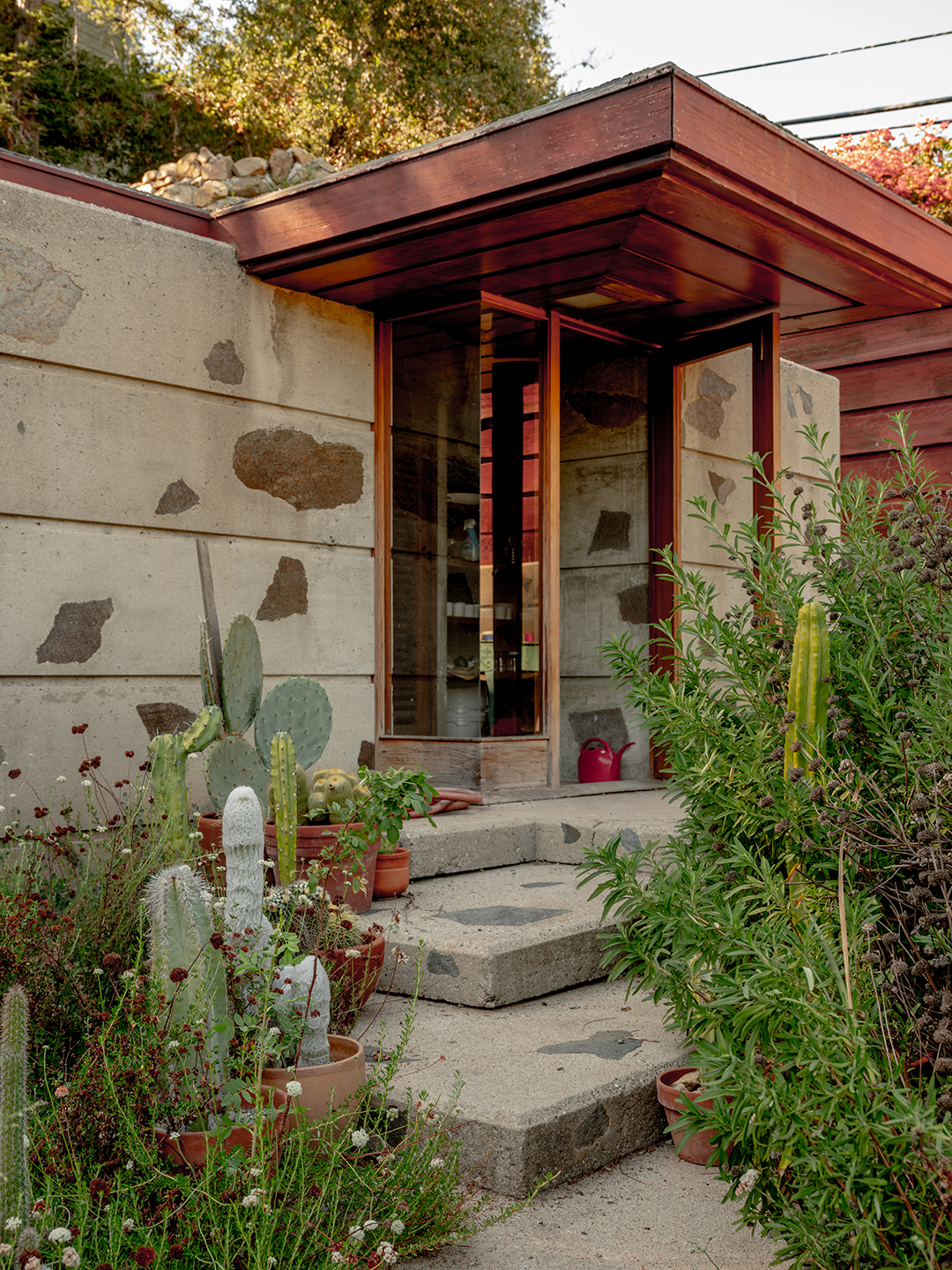 A Ceramist Restored this L.A. Gem Down to the 1950s Bathroom Sinks